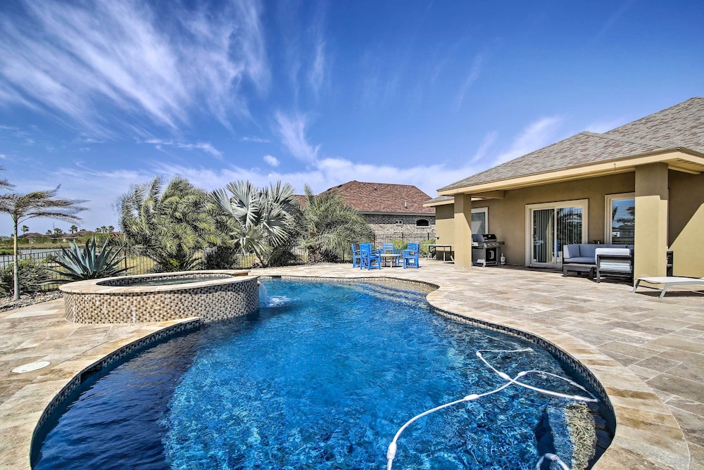 Laguna Vista Resort-style Home, Private Pool & Spa - Brownsville, TX