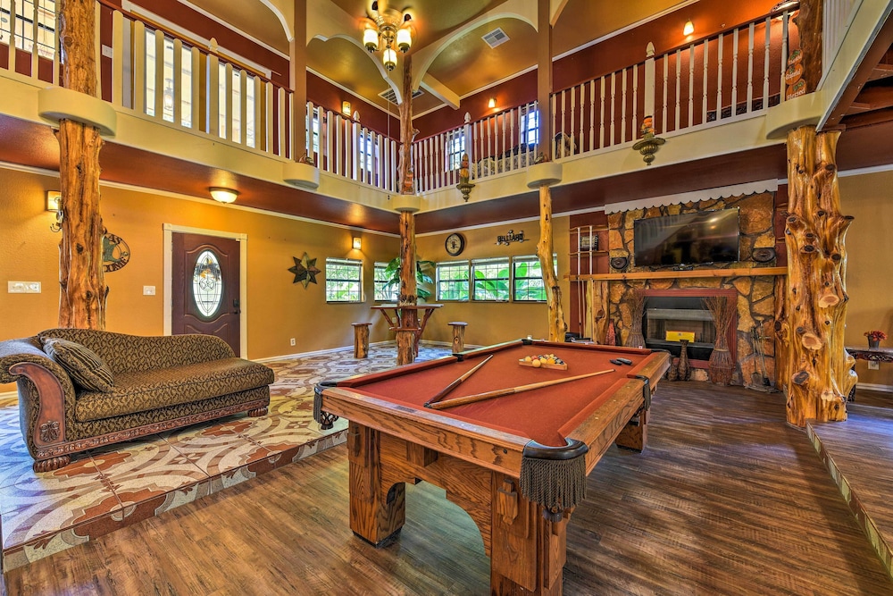 Spacious Conroe Home W/ Foosball & Pool Table! - Spring, TX