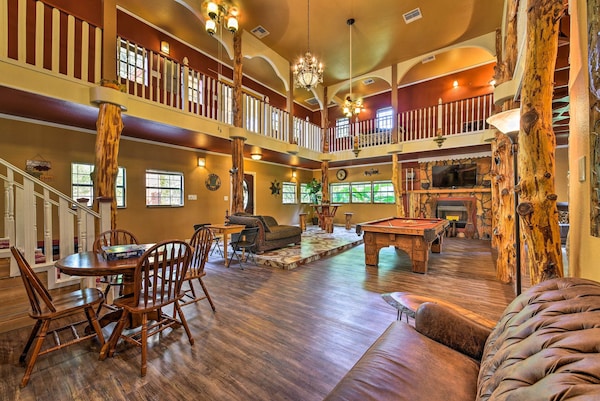 Spacious Conroe Home W/ Foosball & Pool Table! -