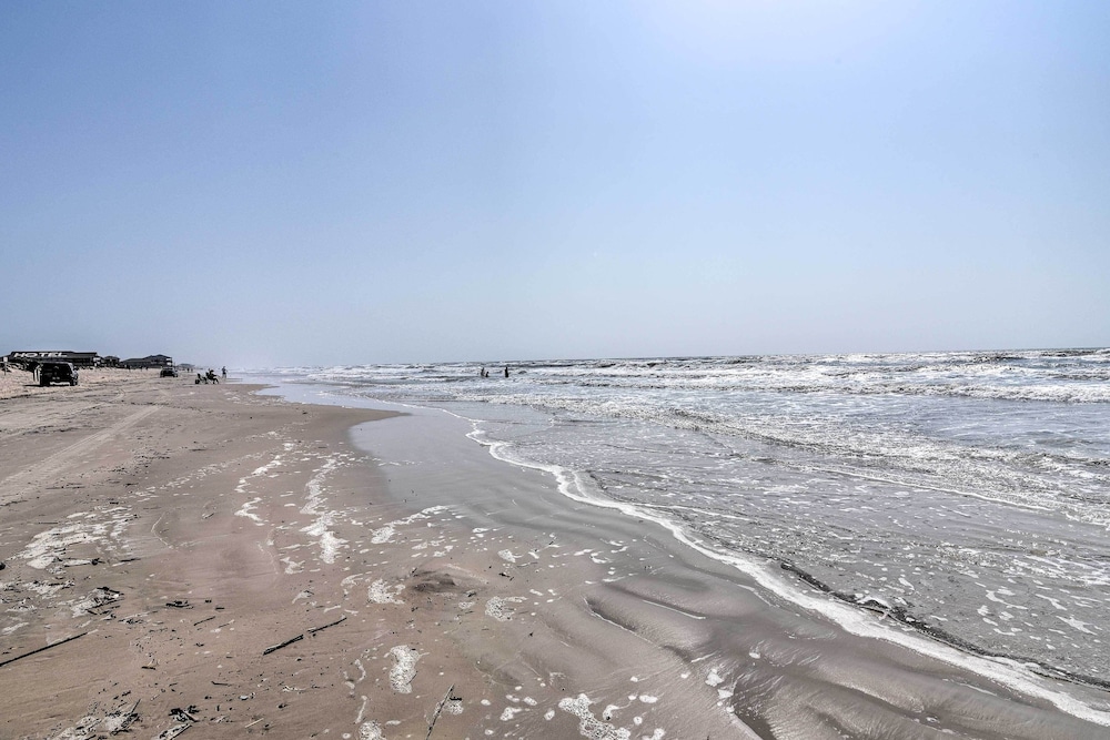 4 Blocks To Ocean: Water-view Surfside Beach Home! - Freeport, TX