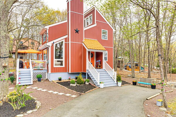 Deck, Fire Pit & Pool Access At Poconos Retreat! - Bushkill, PA