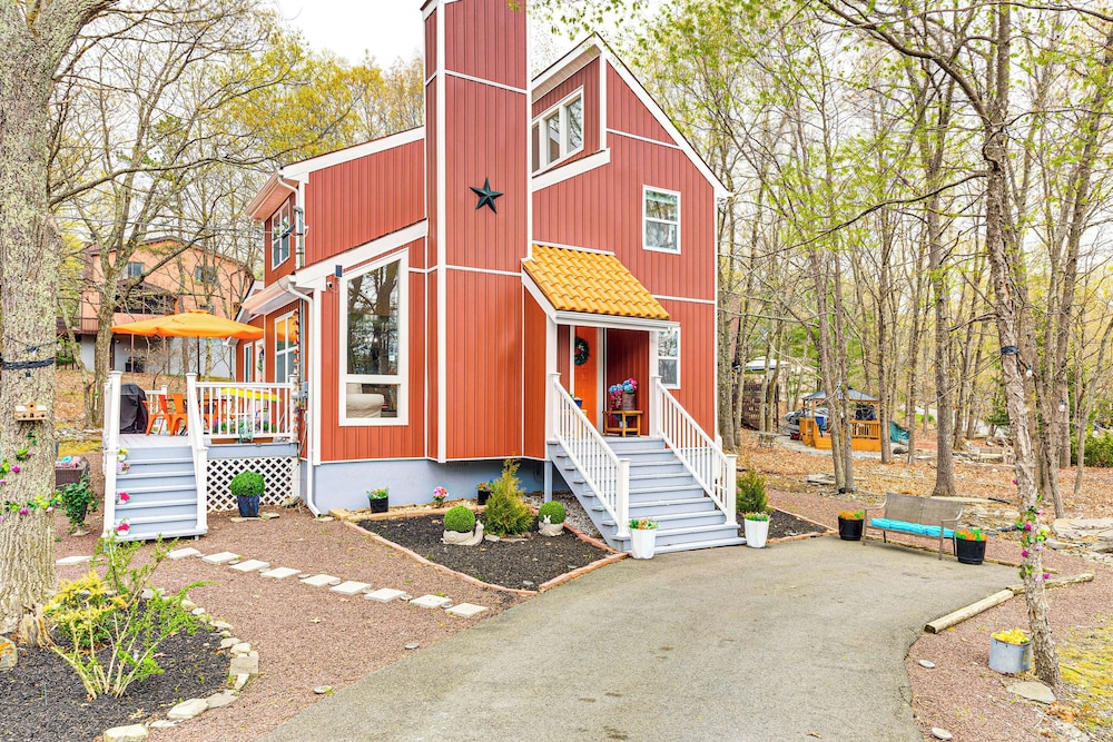 Deck, Fire Pit & Pool Access At Poconos Retreat! - Bushkill, PA