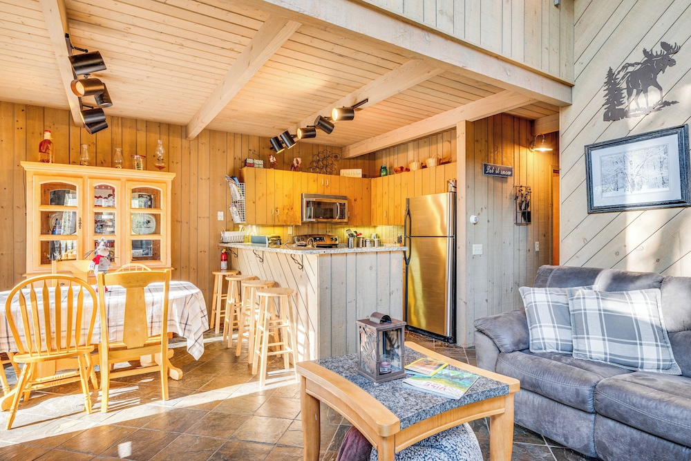 Half Mile To Ski Slopes: Conway Condo W/ Hot Tub! - North Conway, NH