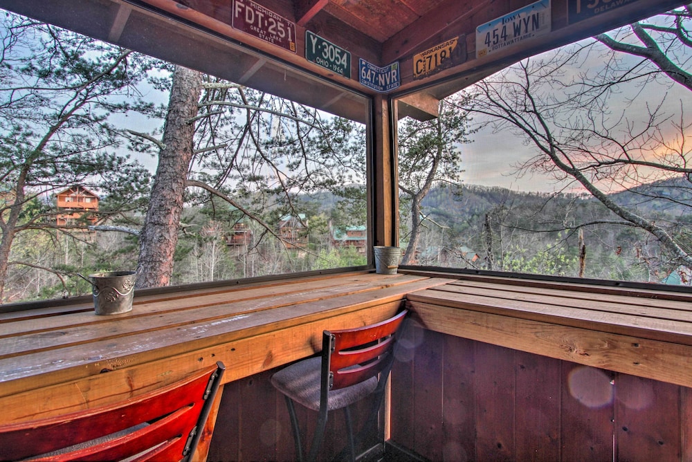 Pigeon Forge Cabin W/ Hot Tub & Mountain Views! - Gatlinburg, TN