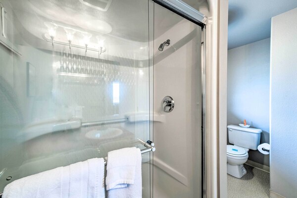 Apartment W/ Gas Fireplace ~ 1/2 Mi To Beach! - Anacortes, WA