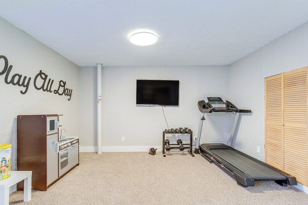 6 Mi To Dtwn: Arvada Home W/ Hot Tub & Yard - Thornton, CO