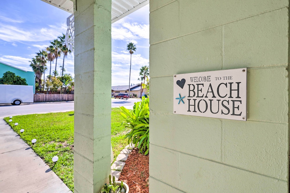 Cute & Cozy Florida Duplex: Walk To Beaches! - Cocoa Beach, FL