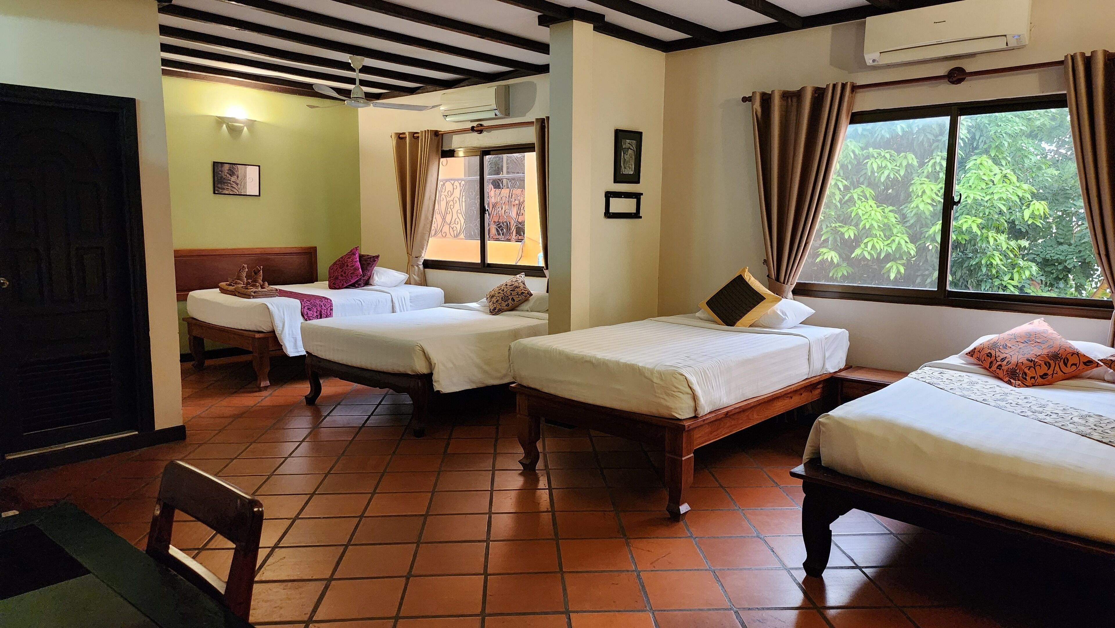 Quarto standard | Cofres nos quartos, roupa de cama