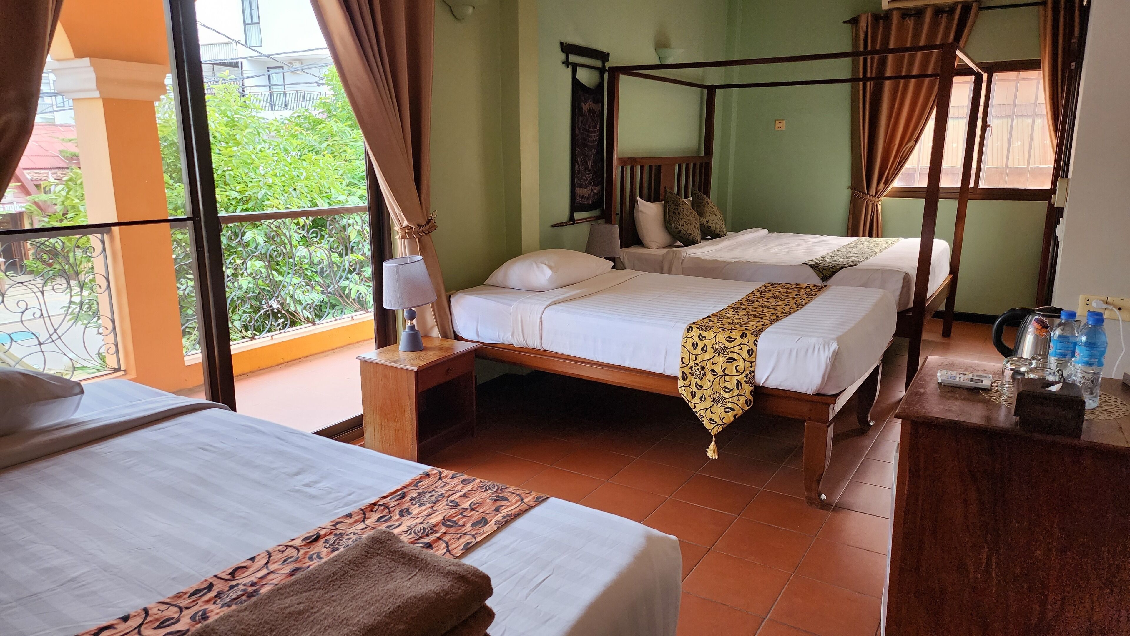 Quarto triplo standard | Vista para a rua