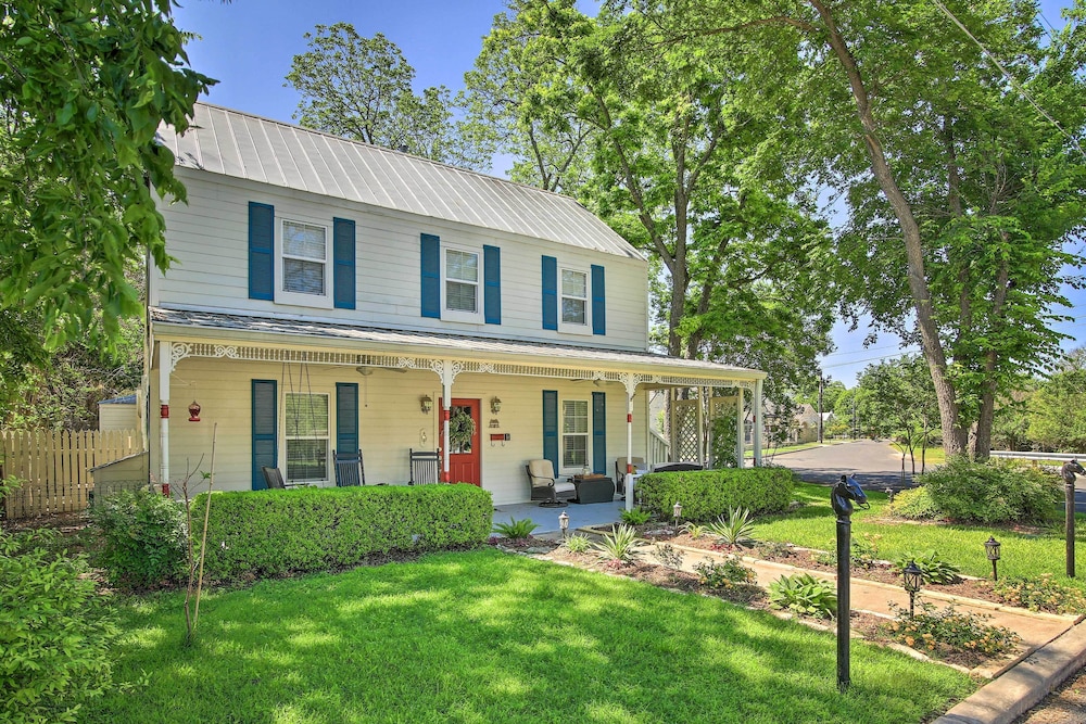Grand Fredericksburg Retreat - Walk To Main St! - Fredericksburg, TX