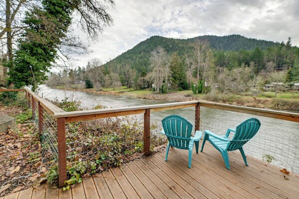 Spacious Grants Pass Home W/ Hot Tub & Views! - Valley of the Rogue State Park, Gold Hill
