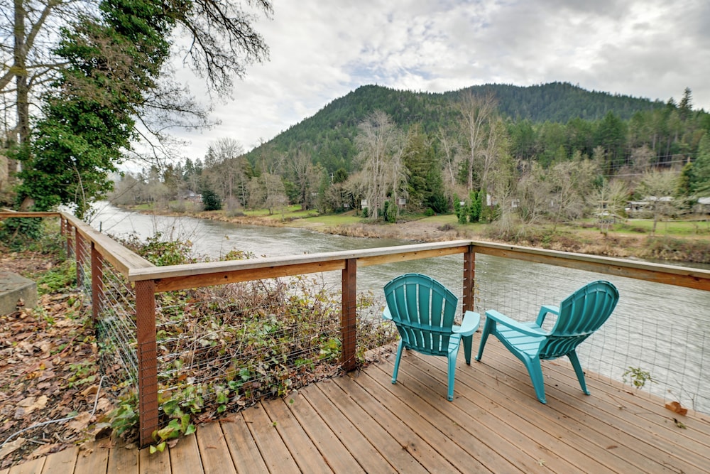 Spacious Grants Pass Home W/ Hot Tub & Views! - Grants Pass, OR