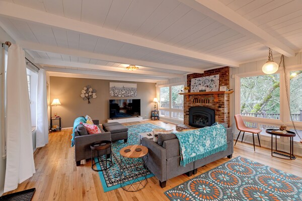 Spacious Grants Pass Home W/ Hot Tub & Views! - Valley of the Rogue State Park, Gold Hill