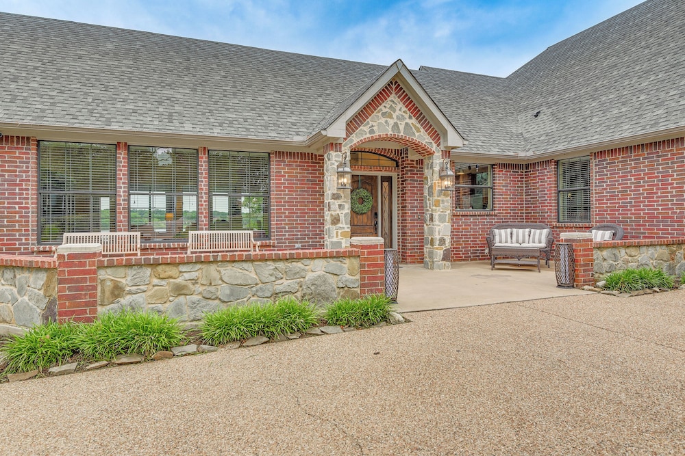 Dock & Game Room: Alvarado Lake Getaway! - Burleson, TX