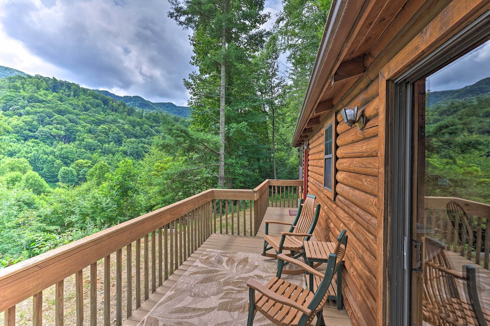 Quaint Log Cabin W/ Views Near West Jefferson - West Jefferson, NC