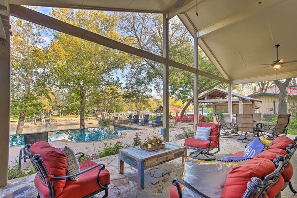 4-season Boathouse, Hot Tub! Guadalupe River Oasis - ZDT's Amusement Park, Seguin