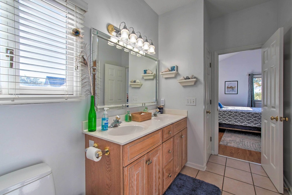 Southport Condo With Fire Pit, Deck & Private Pool - Bolivia, NC