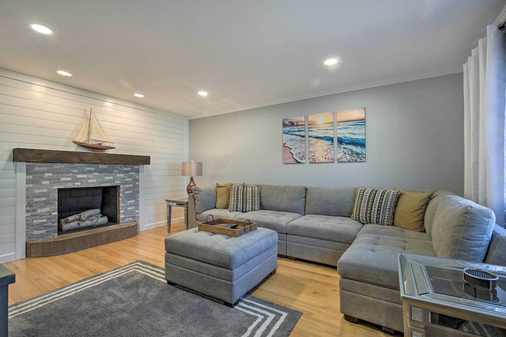 Modern Middletown Retreat, Minutes To Downtown! - East Hampton, CT