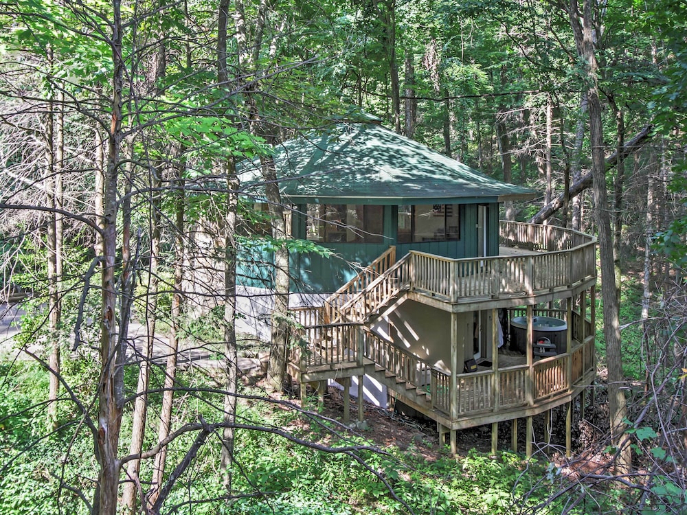 Unique Gatlinburg Cabin: Decks, Hot Tub, Fire Pit - Gatlinburg, TN