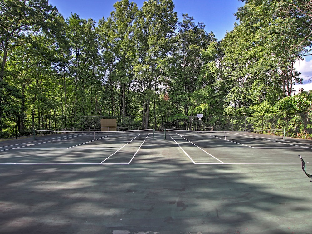 Unique Gatlinburg Cabin: Decks, Hot Tub, Fire Pit - Gatlinburg