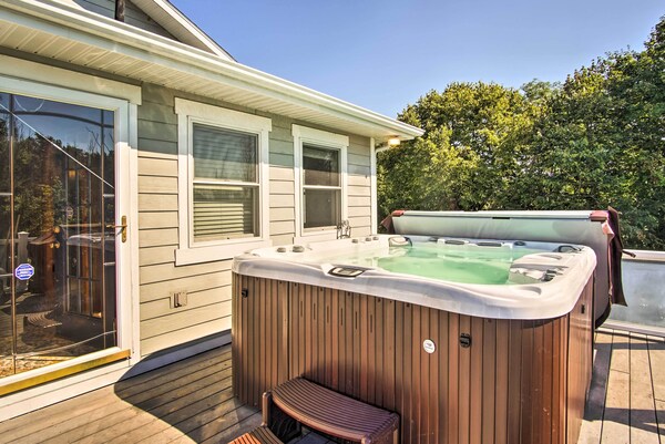 Hot Tub & Sauna! 7-acre Coastal Michigan Home - Bass Lake, Pentwater