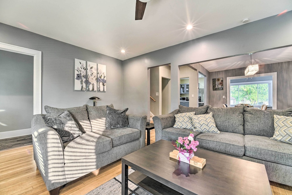 Elegant Detroit Home W/ Yard ~ 5 Mi To Dtwn! - Warren, MI