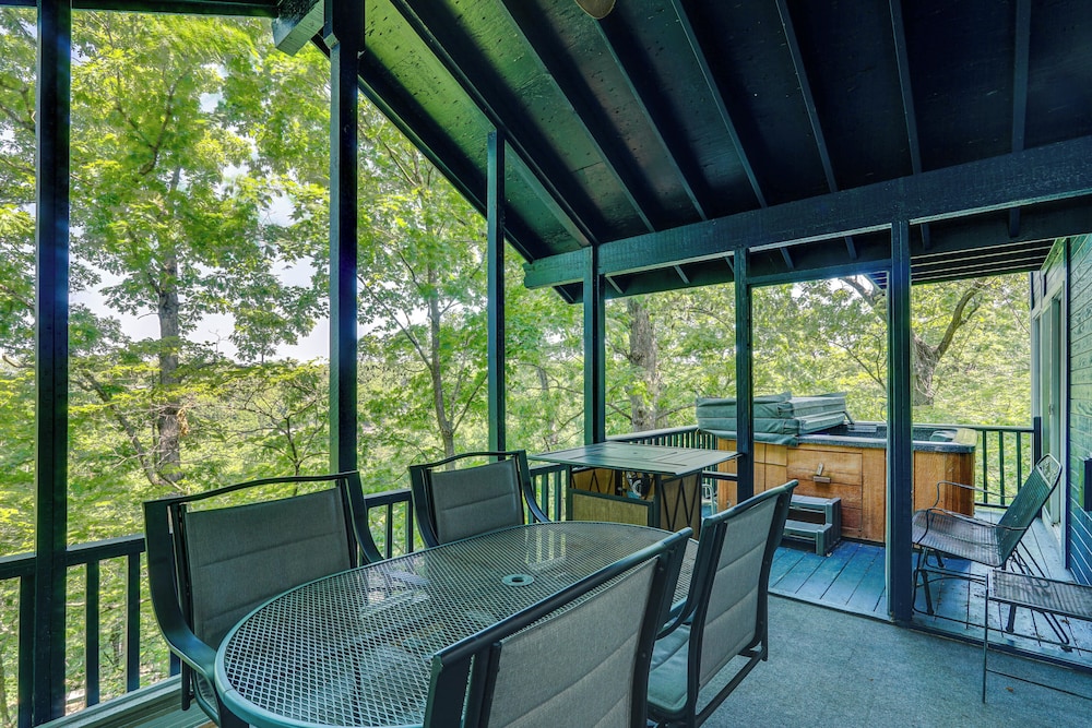 Screened Deck: Margaritaville Lake Resort Retreat! - Sunrise Beach, MO