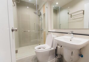 Quarto Deluxe | Casa de banho | Um polibã, um chuveiro fixo, artigos de higiene pessoal grátis 