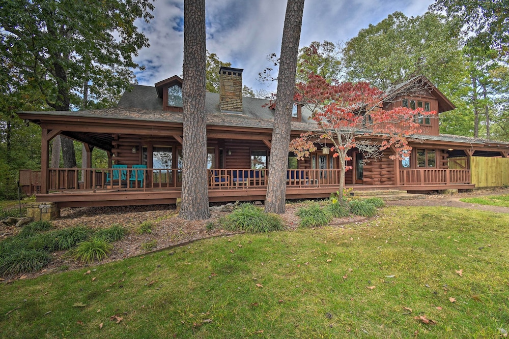 Hot Tub, Grill: Hilltop Log Cabin In Hot Springs! - Hot Springs, AR