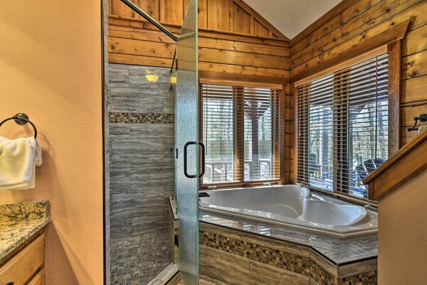 Hot Tub, Grill: Hilltop Log Cabin In Hot Springs! - Arkansas