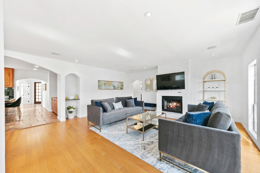 Spanish Oasis Villa With Detached Full Guest House - 비벌리힐스