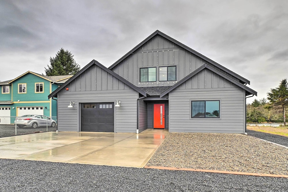 Modern Ocean Shores Getaway With Dock! - Ocean Shores, WA