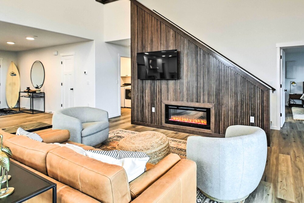 Modern Ocean Shores Getaway With Dock! - Ocean Shores, WA