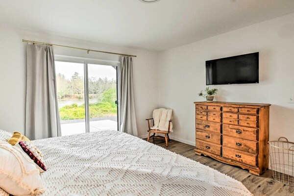 Modern Ocean Shores Getaway With Dock! - Ocean Shores, WA