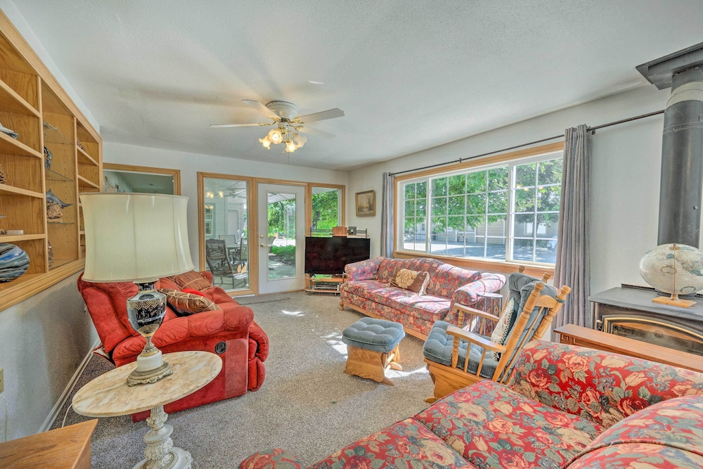 Caldwell Country Home On Quiet Acreage : 静かな土地にあるコールドウェルカントリーホーム - アイダホ州