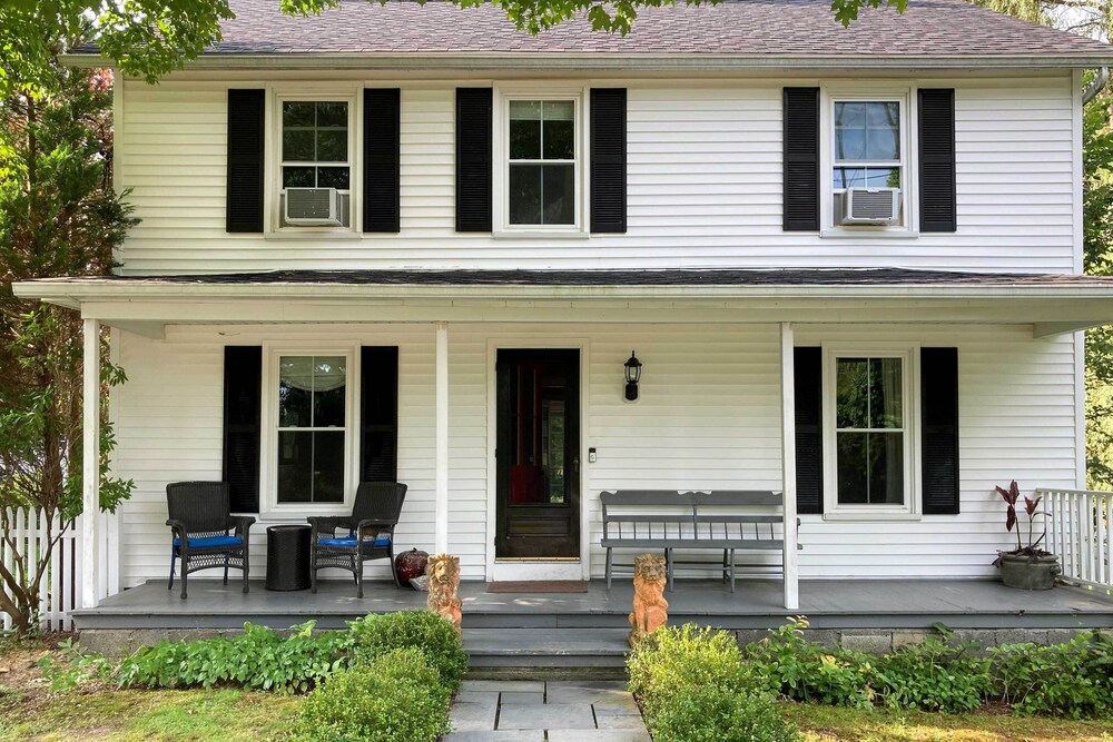Cozy Litchfield House W/ Fenced-in Yard & Fire Pit - Litchfield, CT