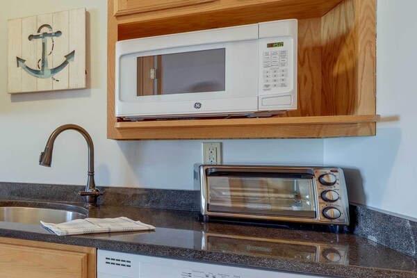 Wells Vacation Rental ~ 1 Mi To Beach Access! - Sanford, ME