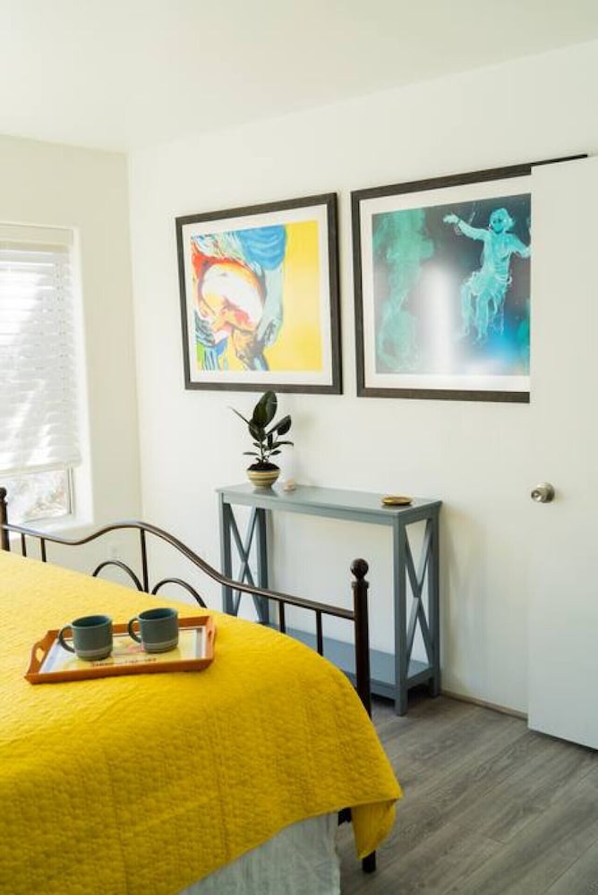 Charming & Artsy Half-house, Walk To Best Of Sedona! Views, Yard & Firepit - セドナ, AZ