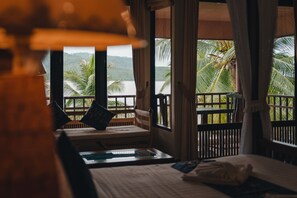 Beachfront Sea View King Room | Roupa de alta qualidade, minibar, secretária, roupa de cama fornecida