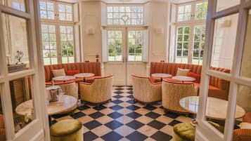 Com vista para o jardim, serve pequenos-almoços, jantares e happy hour