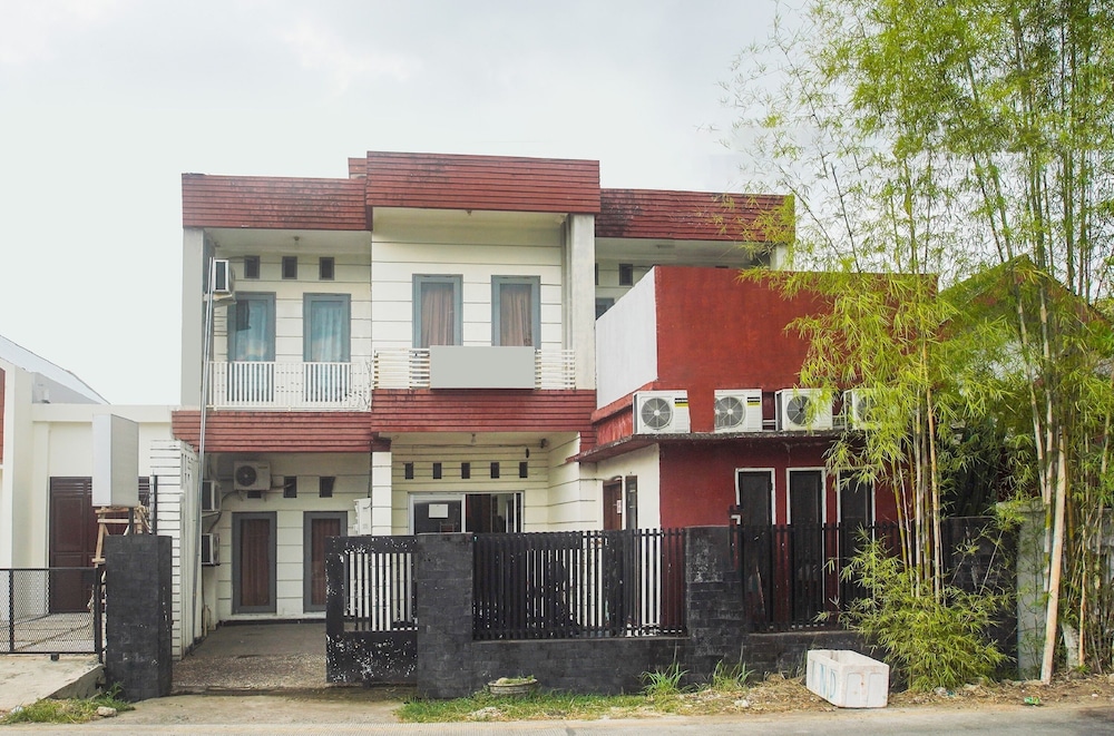 Super Oyo 3323 Icha Homestay - Makassar