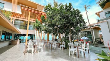 Almoços e jantares servidos, com vista para a praia