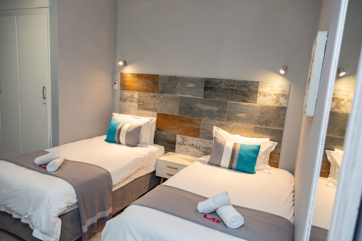 Quarto Twin Comfort | 1 quarto, com decoração personalizada, com mobília individualizada