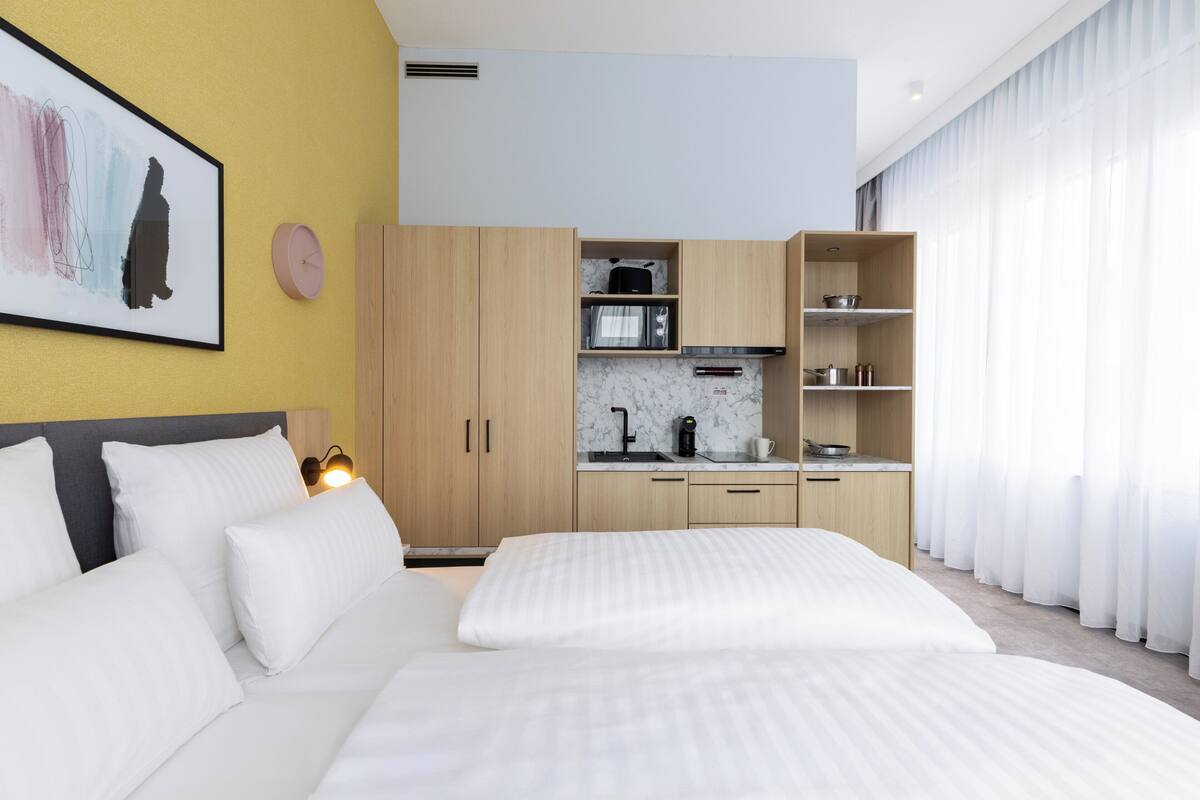 1 quarto, cofres nos quartos, ferros/tábuas de passar roupa