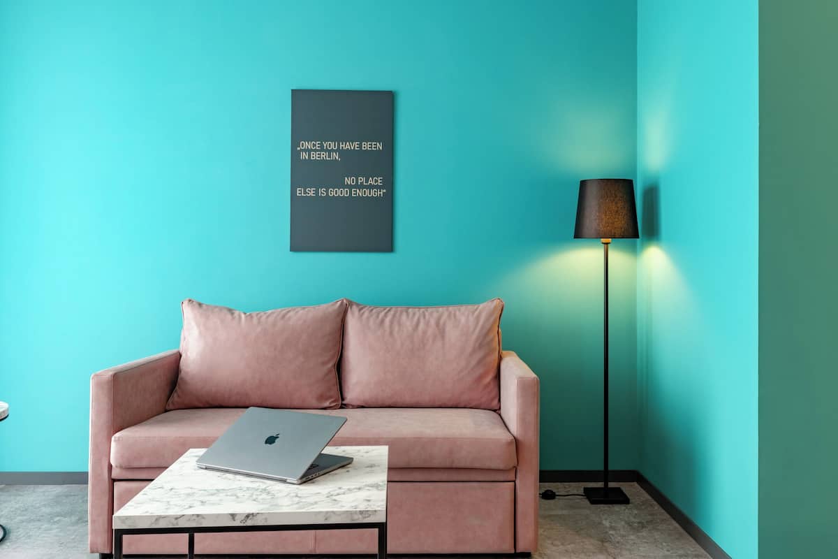 Secretária, secretária adequada para computadores portáteis