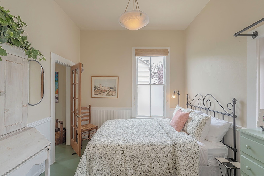 3893 Sweet Seventeenth - Open August/car Week! - Pacific Grove, CA