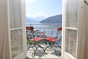 Quarto Superior, varanda, vista para o lago | Cofre no quarto, com decoração personalizada 