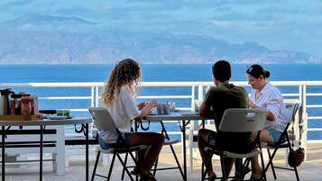 Pequeno-almoço self-service diário incluído