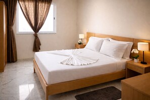 Quarto Duplo Básico, 1 cama queen-size | Com decoração personalizada, secretária 
