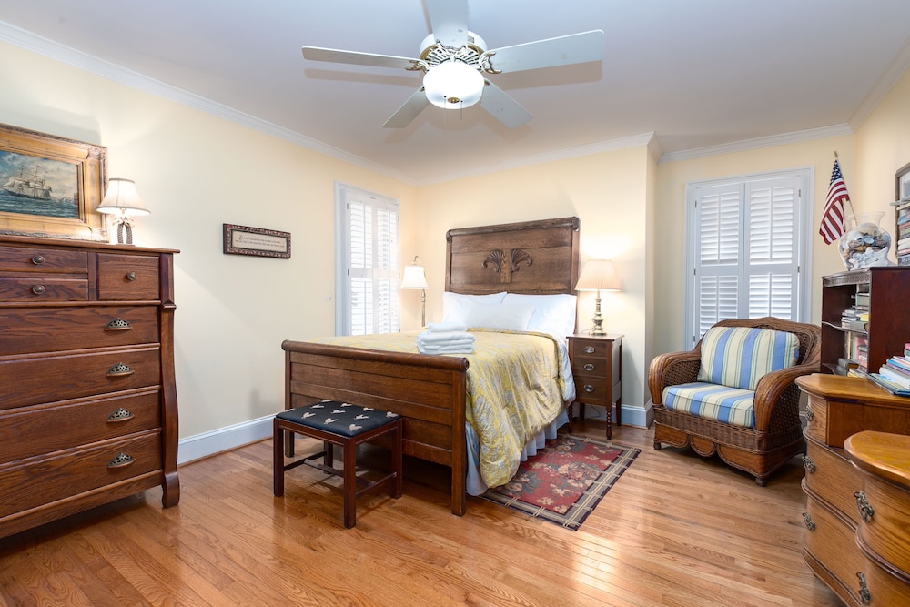 Luxury lake home, private sandy beach, huge covered double dock ...